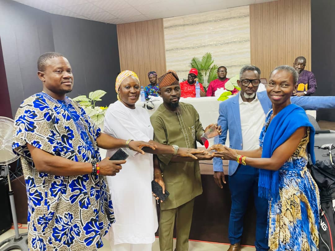 Oyo SWAN Honors Oluyole LG Chairman, Olatunji With Award Of Excellence ...