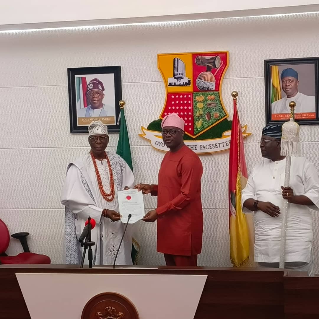 Makinde Resolves Eleruwa Stool Crisis, Presents Instruments of Office ...